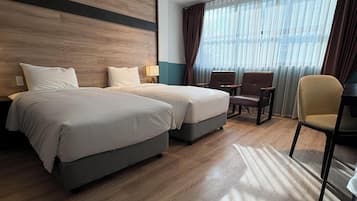 Quarto Duplo ou Twin Familiar | Minibar, cofre no quarto, secretária, Wi-fi grátis