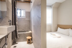 Quarto Clássico com Cama de Casal | Casa de banho | Um polibã, um chuveiro de hidromassagem 