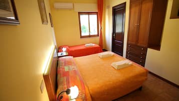 Quarto Triplo Comfort | Com decoração personalizada, com mobília individualizada, secretária