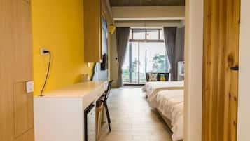 Quarto Quádruplo (105) | Secretária, cortinas/cortinados opacos, quartos insonorizados