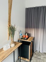 Quarto casal design, 1 cama Queen, vista para o jardim | Roupas de cama premium, frigobar, individualmente decorados