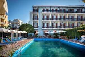 Piscina externa sazonal, funciona das 11h às 19h, guarda-sóis