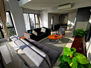 Apartamento família (SG 12B-3A) | Área de estar | TV de tela plana
