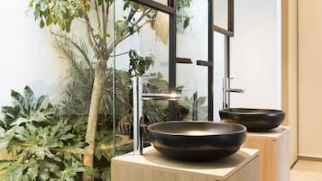 Suite Deluxe, piscina privativa, vista para o mar | 1 quarto, minibar, cofre no quarto, secretária