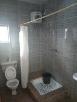 Uma combinação polibã/banheira, toalhas fornecidas, sabão 