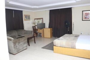 Cofre no quarto, secretária, cortinas/cortinados opacos