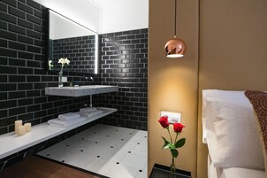 Suite Deluxe | Casa de banho | Um polibã, um chuveiro fixo, produtos de higiene exclusivos 