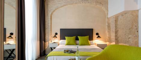 Quarto Duplo Deluxe | Edredões de penas, cofre no quarto, secretária