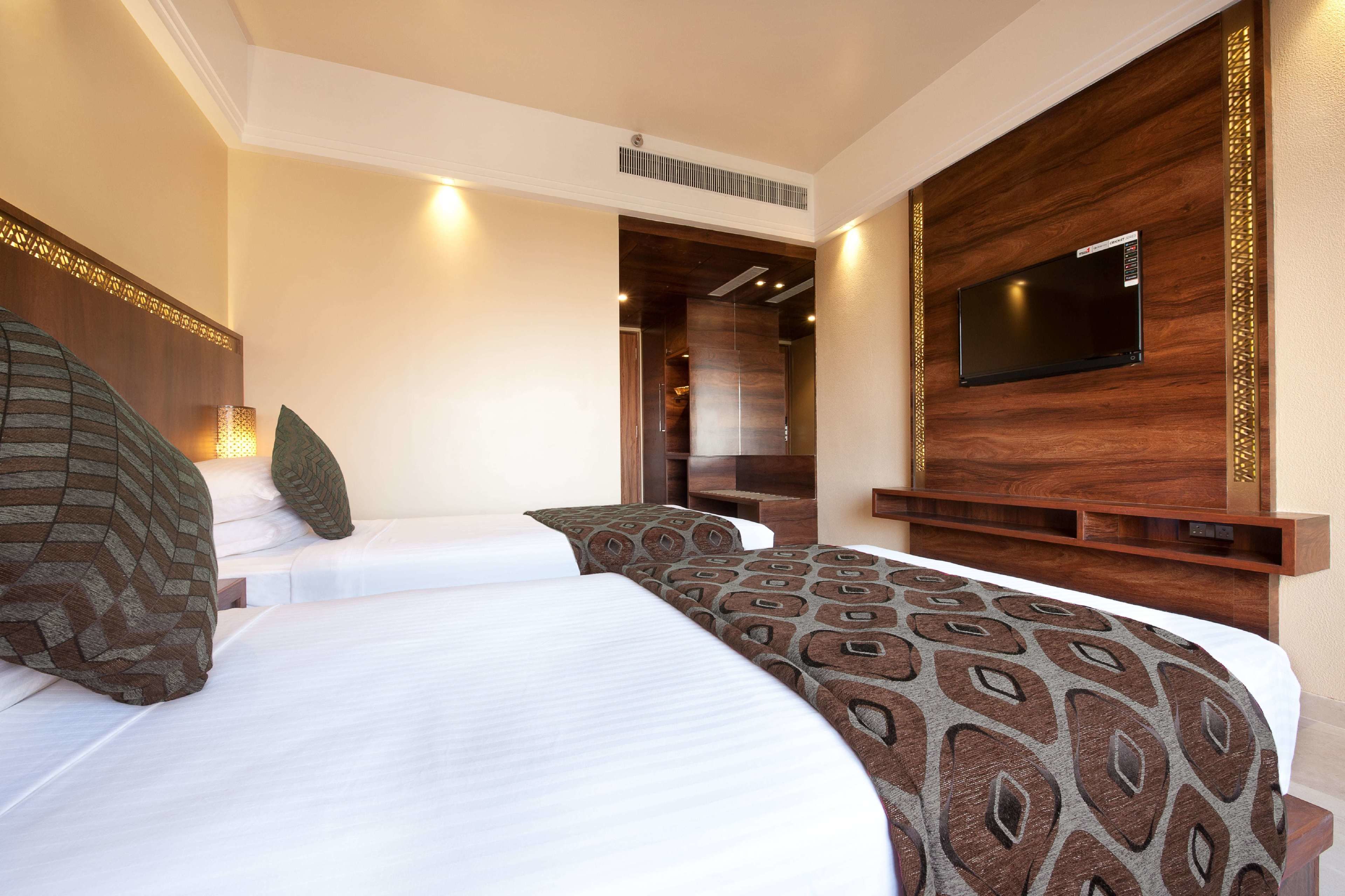 Quarto Duplo ou Twin Deluxe | Cofre com capacidade para portátil, secretária 