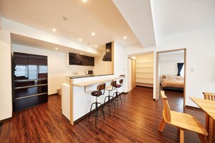 Apartamento real | Área de estar | TV de tela plana 24 polegadas com canais digitais, TV