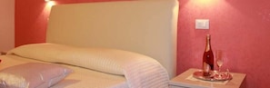 Quarto Duplo, 1 cama queen-size | Minibar, secretária, quartos insonorizados, camas desdobráveis 