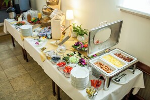 Café da manhã com buffet grátis todos os dias
