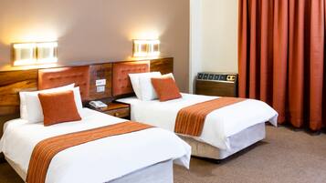 Quarto duplo | Escrivaninha, Wi-Fi de cortesia, roupa de cama