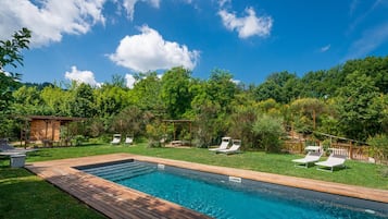 Piscina exterior sazonal, espreguiçadeiras