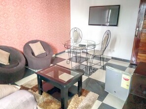 Suite Familiar, vista para a piscina | Sala | Televisor LED de 32 polegadas com canais via satélite, televisor 