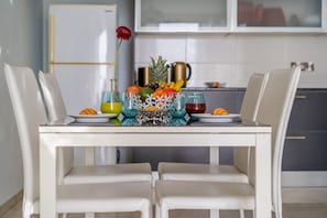 Suíte superior, vista para o mar | Cozinha privada | Geladeira, micro-ondas, cooktop, cafeteira/chaleira