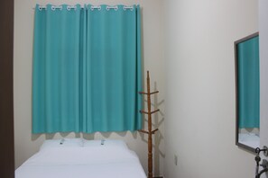 Quarto casal básico | Escrivaninha, espaço de trabalho para notebook