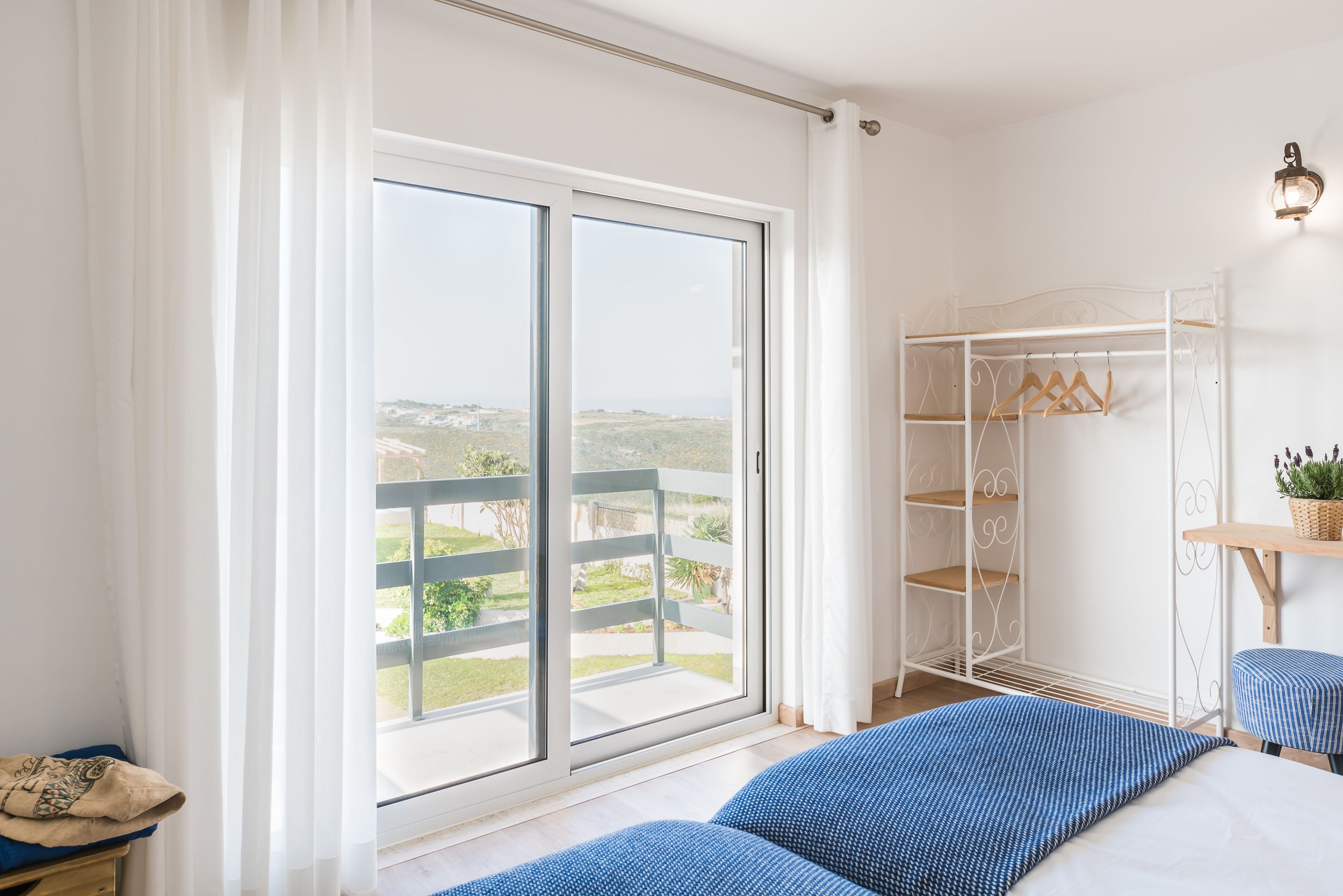 Quarto Twin, varanda, vista para o mar | Com decoração personalizada, com mobília individualizada, secretária 