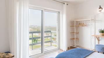 Quarto Twin, varanda, vista para o mar | Com decoração personalizada, com mobília individualizada, secretária