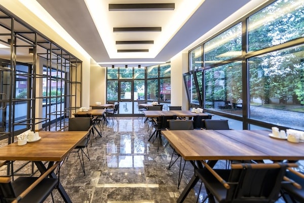 Café da manhã continental todos os dias (EUR 12 por pessoa)