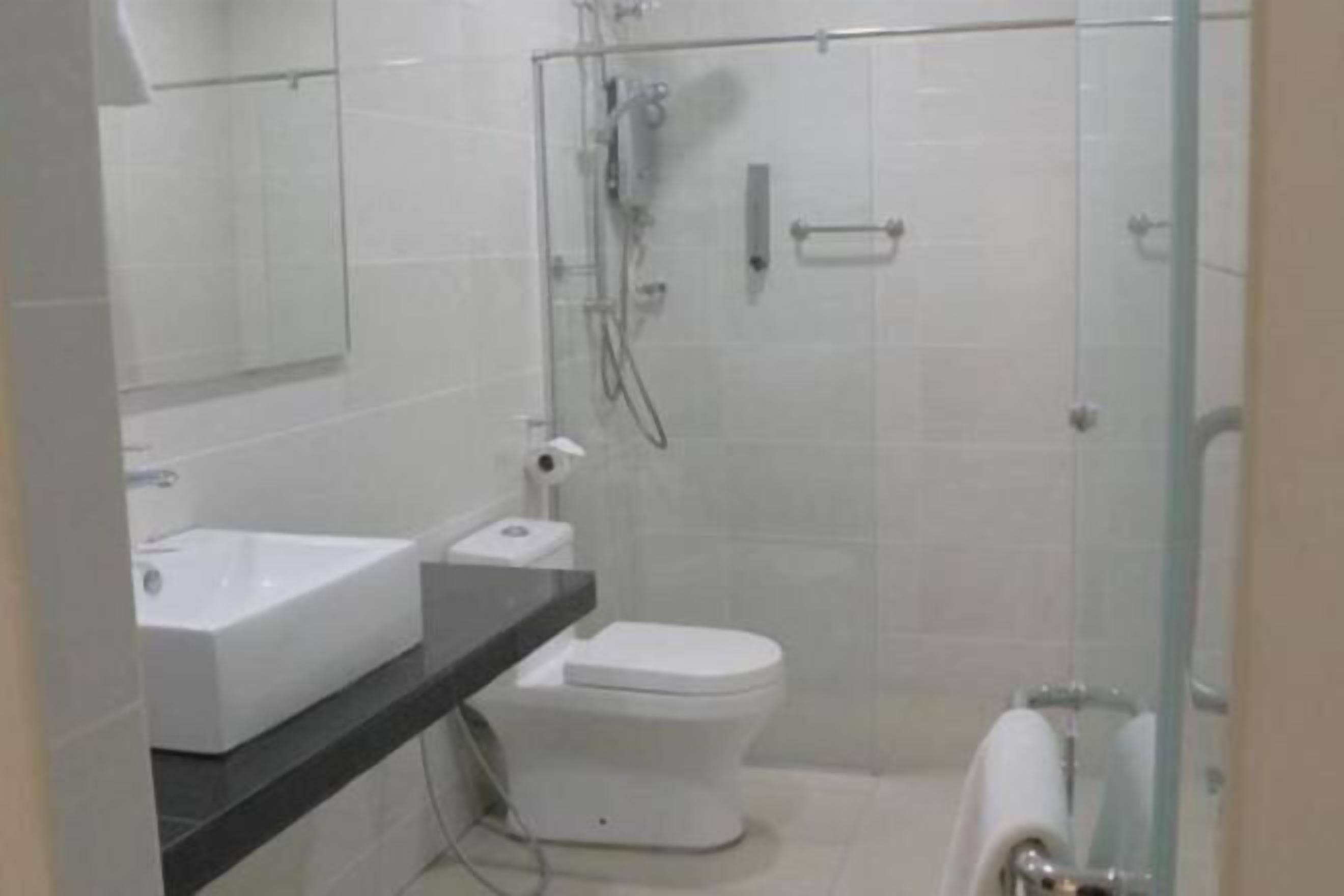 Casa de banho | Um polibã, um chuveiro fixo, um bidé, toalhas fornecidas 