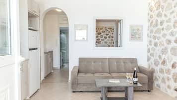 Traditional Stone Apartment and Sea View | Roupas de cama premium, camas com colchões pillow-top