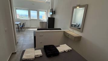 One Bedroom Apartment with Outdoor Hot Tub Sea and Sunset View | Roupas de cama premium, camas com colchões pillow-top