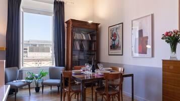 Apartamento, 2 camas queen-size | Refeições no quarto