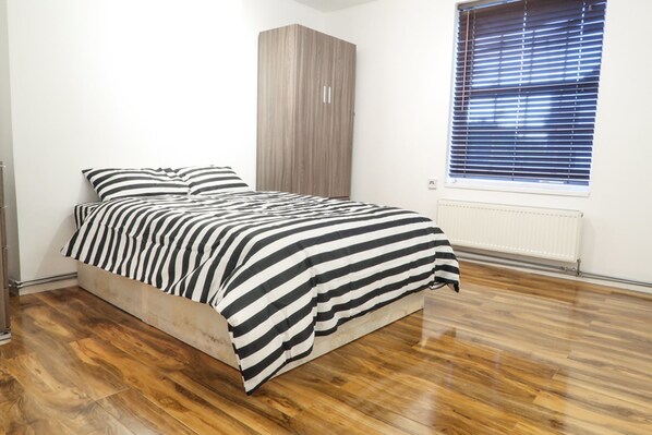 Quarto casal, banheiro compartilhado | Individualmente decorados, individualmente mobiliados