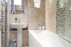 Quarto casal, banheiro compartilhado | Banheiro | Chuveiro/banheira combinados, toalhas de banho