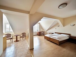 Quarto Deluxe, 1 cama de casal | Secretária, secretária adequada para computadores portáteis