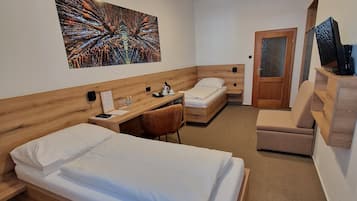 Quarto duplo | Escrivaninha, espaço de trabalho para notebook, cortinas blackout