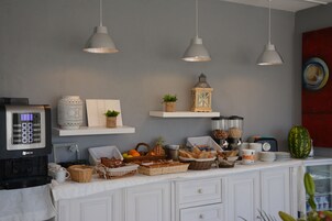 Café da manhã com buffet todos os dias (EUR 10.50 por pessoa) 