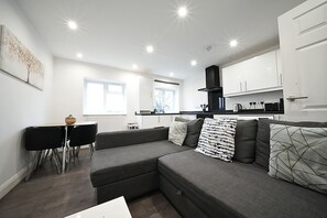 Apartamento Deluxe, 1 cama king-size e sofá-cama, vista para o jardim (APT 3) | Sala de estar | Smart TV, Netflix 