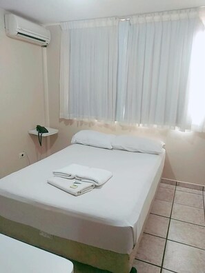 Secretária, Wi-fi grátis, roupa de cama fornecida 