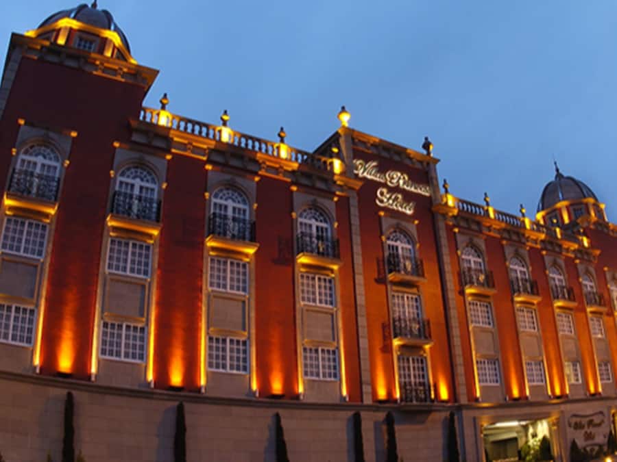 Fachada do alojamento (tarde/noite)