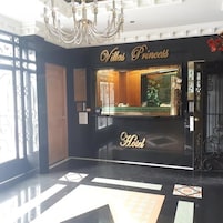 Entrada de hotel com uma placa indicando "Villa Princess Hotel".