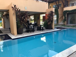 Piscina exterior, espreguiçadeiras 