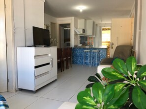 Apartamento, 1 quarto | Sala | TV de ecrã plano