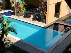 Piscina exterior, espreguiçadeiras