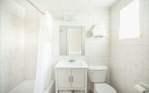 Chuveiro/banheira combinados, sabonete, shampoo, papel higiênico