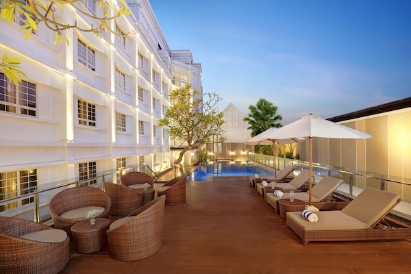 Piscina externa, funciona das 6h às 20h, espreguiçadeiras