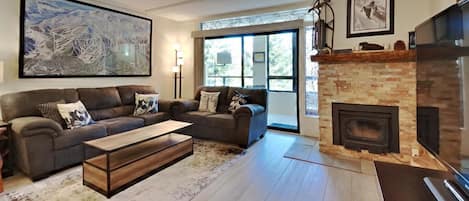 Condo, 2 quartos | Área de estar | TV, lareira