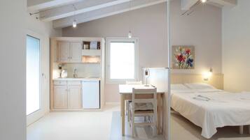 Apartamento Deluxe, 1 cama queen-size e sofá-cama, vista para a montanha | 1 quarto, com decoração personalizada, com mobília individualizada