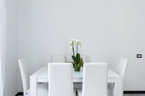 Apartamento, 2 quartos | Opções para refeição no quarto