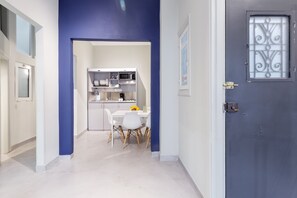 Apartamento, 1 quarto, varanda (K6) | Cozinha privada | Um frigorífico, um micro-ondas, uma placa de cozinha 