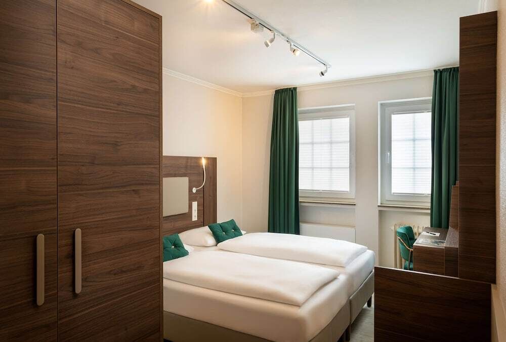 Cofre no quarto, secretária 