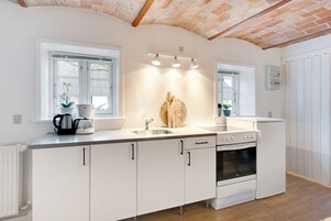 Apartamento Básico, 1 quarto (4 persons, B) | Cozinha privada | Um frigorífico/congelador grande, um forno, uma placa de cozinha 