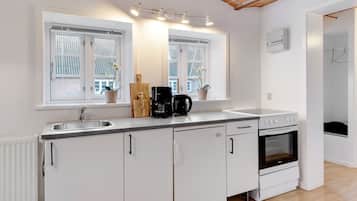 Apartamento Básico (B) | Cozinha privada | Um frigorífico/congelador grande, um forno, uma placa de cozinha