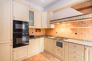 Apartamento, 1 quarto | Cozinha privada | Um frigorífico/congelador grande, um micro-ondas, um forno 
